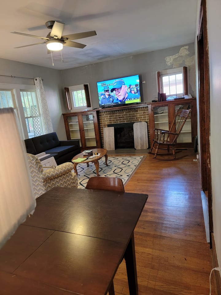 Beautiful, Ole White Home @ Parkview & Oakland! - Kalamazoo, MI