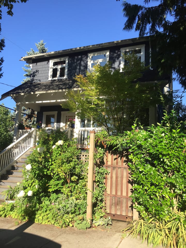 Bright, Light And Airy Eco-kitsilano Garden Suite! - Vancouver