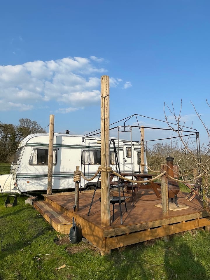 Vintage Caravan In The Warwickshire Countryside - Stratford-upon-Avon