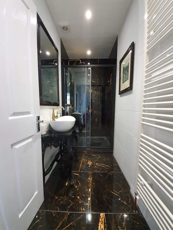 Second Floor Haymarket Apt With Private Parking - Edinburgh