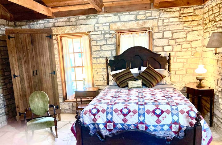 The Rose Mansion - Alamo Room In Austin Cottage - Salado, TX