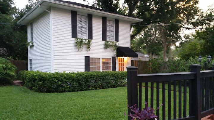 Adorable South Tampa Two-story Guest House - Tampa, FL