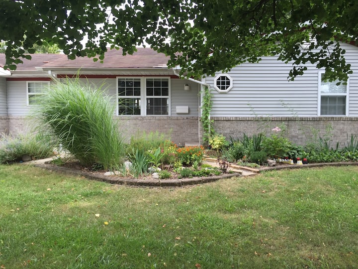 Sunny Getaway Home Near Campus - Urbana, IL