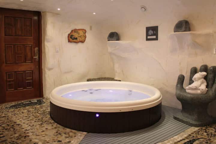 The Cave With Hot Tub And Fireplace! - North Conway, NH