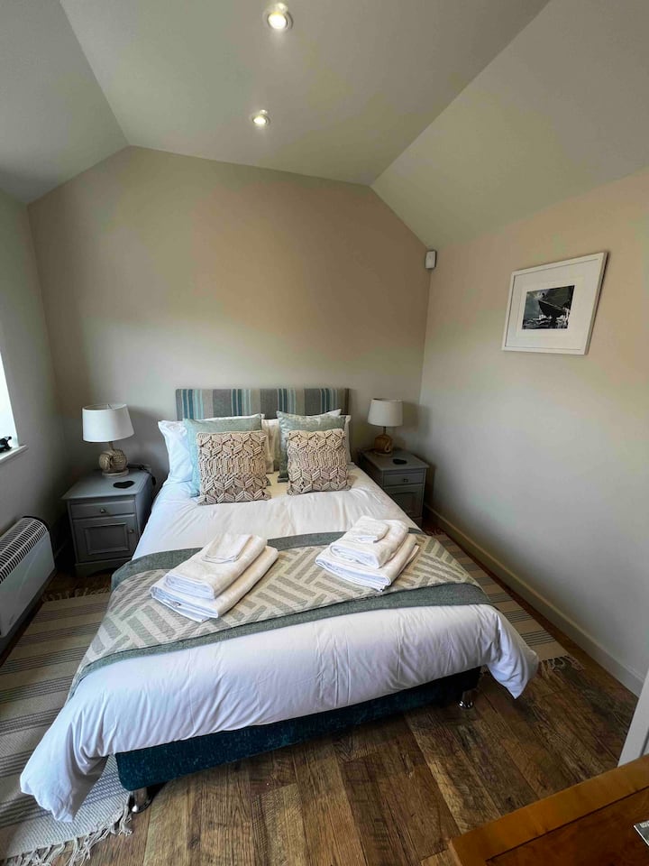 Courtyard Room 4 - Chic Cosy Double En-suite - Brightlingsea