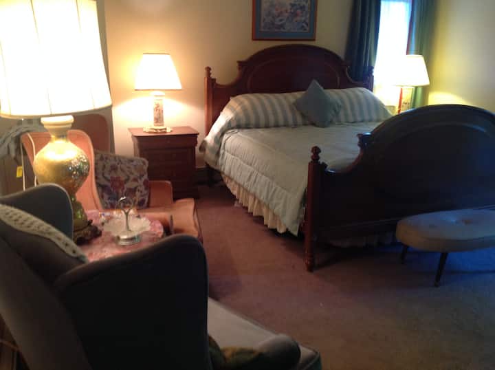 Interlochen's Galway Room At Betsie Valley B&b - Interlochen, MI