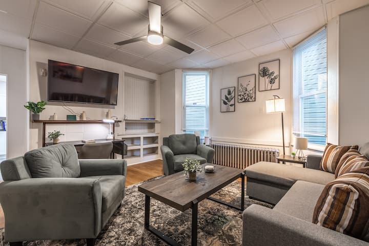 ⁂ Highland Park Hideaway - Back Patio & Parking ⁂ - Forest Hills, PA