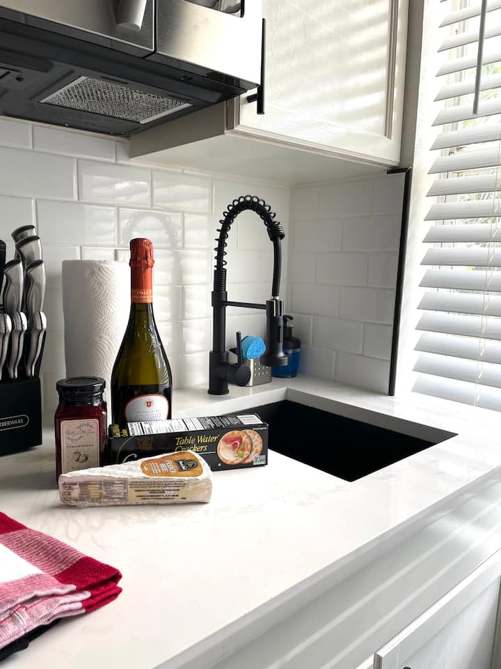 Luxury Studio, Free Parking, Near Beach - Deerfield Beach, FL