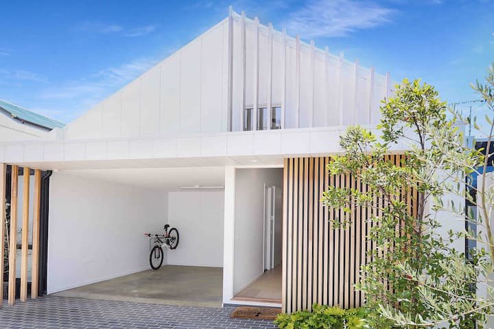 Beach Luxury Retreat- Pet Friendly, 2 Bed/bath - Leopold