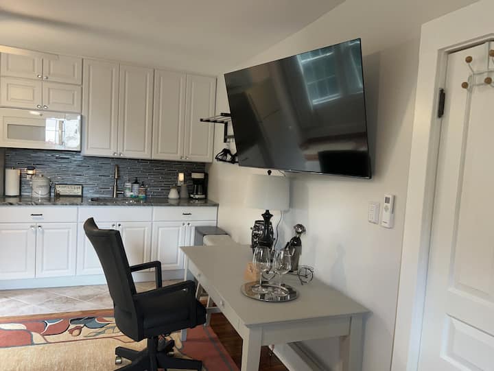 Bed & Breakfast - Historic, Central (Suite 1) - Frederick, MD