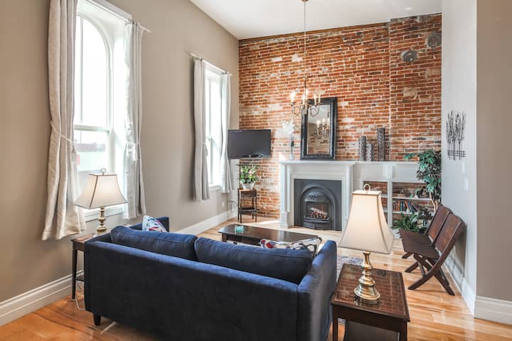 Downtown Lindsay Executive Loft-style Suite - Lindsay