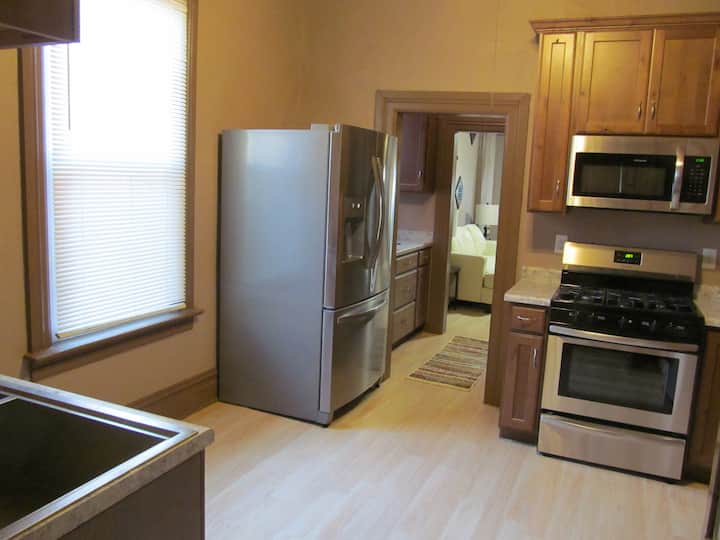 Cozy, Private Apartment With Parking - Tracy Aviary & Botanical Gardens