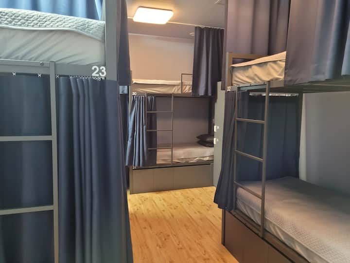 남성 전용 9인실의 룸 전체 - Séoul