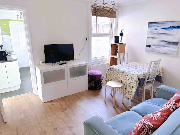 3 Bedrooms House Centre With Free Parking - Reading
