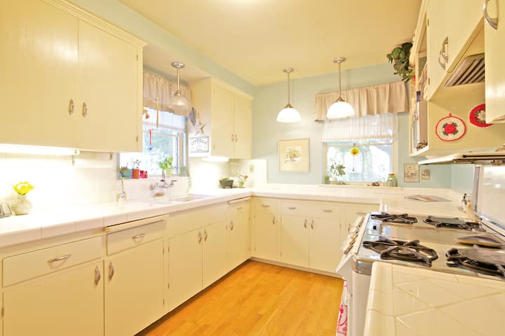 Cape Cod Cottage In Uptown Phoenix On Light Rail - Phoenix, AZ