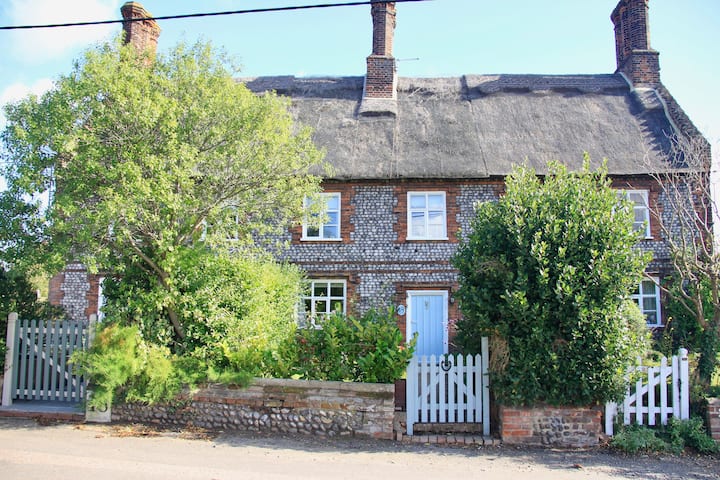 Harebell Cottage In Coastal Village - Norfolk