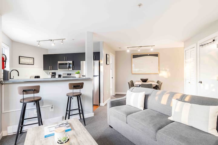 Renovated 2bd, 2ba, 6pp In Heart Of The Village - Whistler