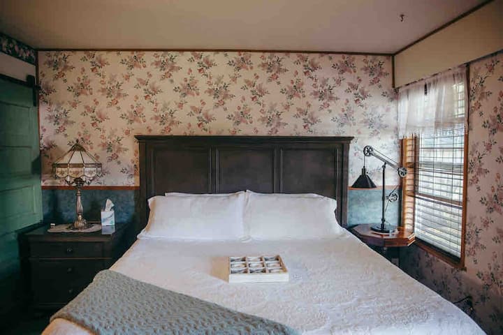 Mill Creek Inn Private Room # 2 King Size Bed. - Forks, WA