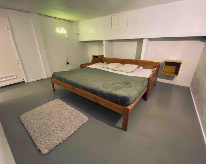 Loft Style Room In Basement - Gent