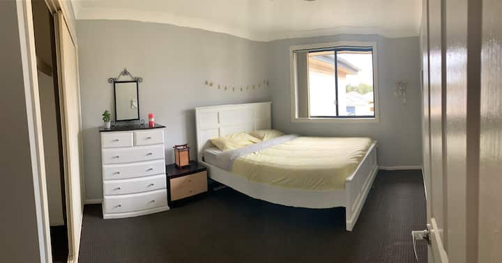 Spacious King Size Bedroom - Newcastle