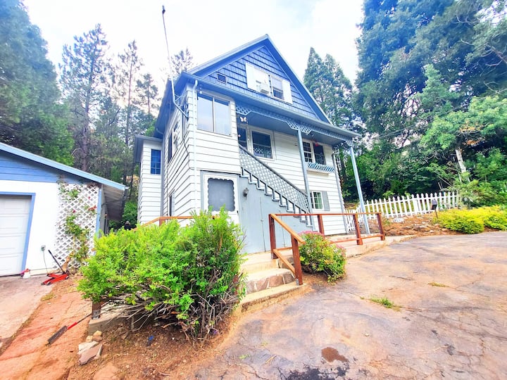 Canyon View With Hot Tub Close To Downtown! - Dunsmuir, CA