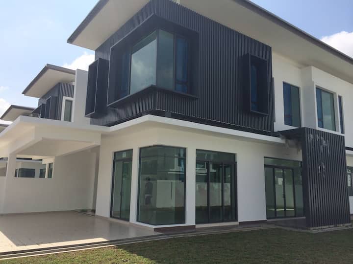 Fully Furnished Semi-d Property - Pekan Nanas