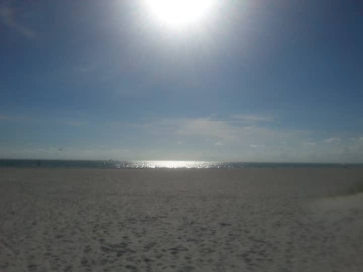 Cozy Beach House 1 Bedroom - Treasure Island, FL