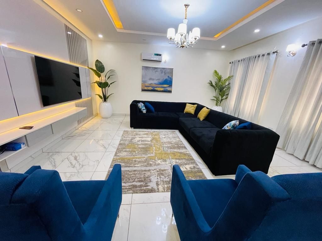 Blue 3-bedroom duplex with pool table/snooker room - Holiday homes for ...