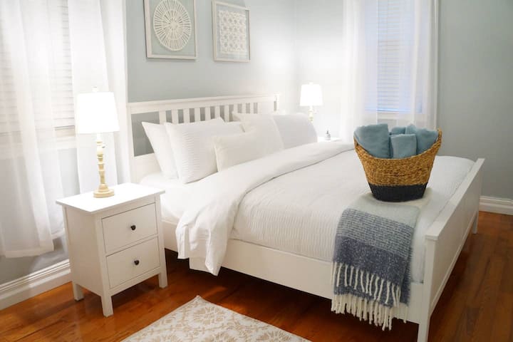 Astoria Gem-big 2 B/r-
15 Minutes To Time Square - Manhattan, NY