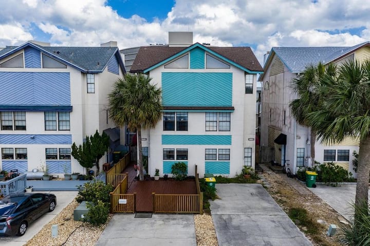 Walking Distance To The Beach From The Townhouse* - Jacksonville Beach, FL
