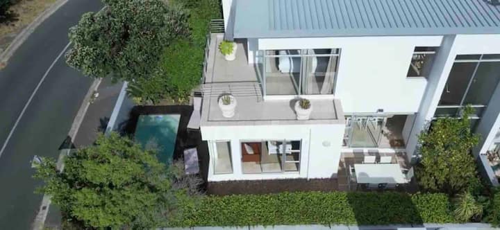 Pool, Garden, Bbq, Close To Beach, Battery Back-up - Camps Bay