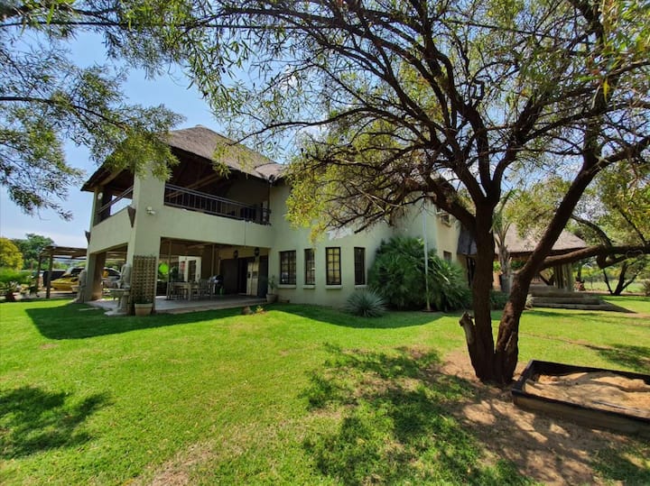 Large 5 Bedroom Thatch Home - Hartbeespoort