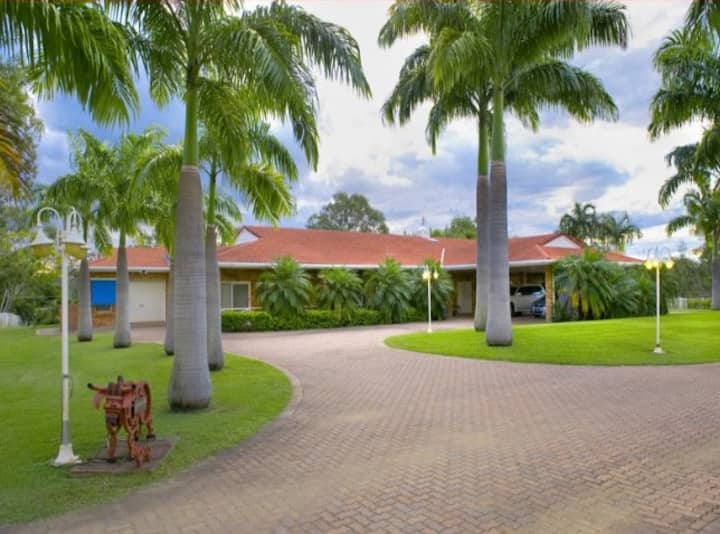 Fully Self Contained Apartment + Loft Bunk Room. - The Caves
