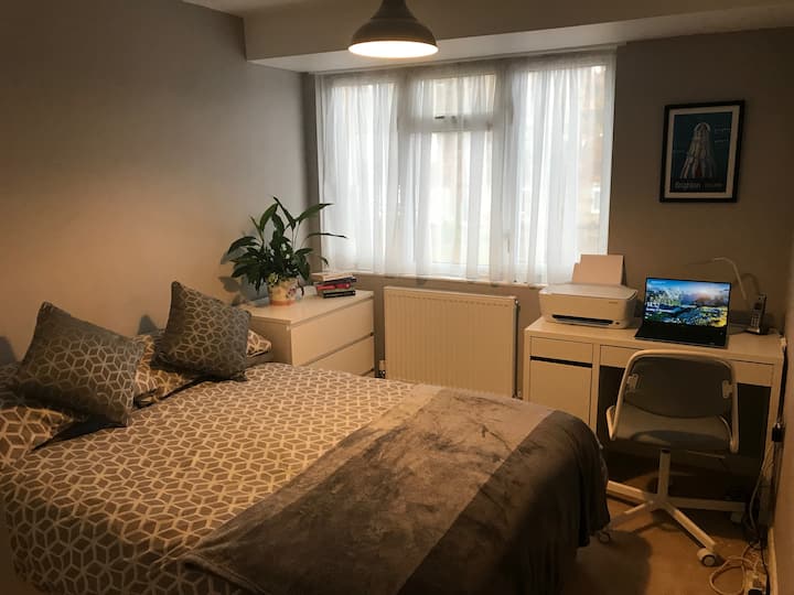 Double Room Near Horsham /Gatwick In Family Home - Horsham