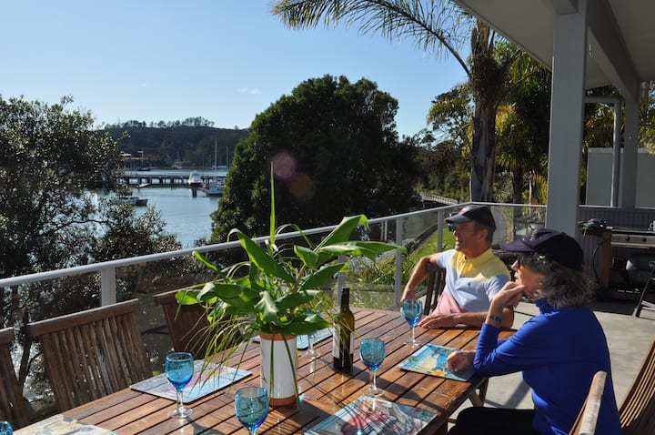 Absolute Unique Beachfront @
"The Sailors Rest" - Bay Of Islands