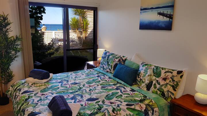 Direct Beach Access; Homely Beachfront Apartment 4 - Collaroy
