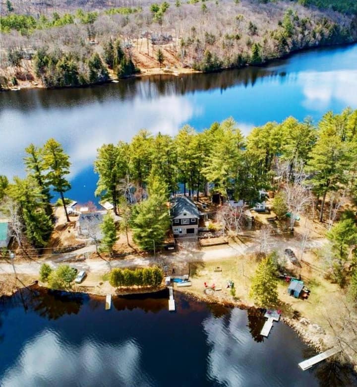 *A Shore Thing* - 2 Lakes W Wifi & King Sized Bed - Huntsville