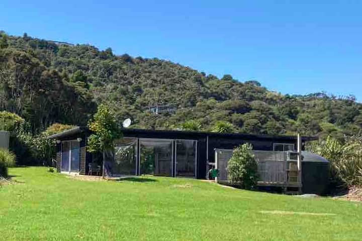 Whangaumu Bay
Mod 2 Bdm Bach 100m From Safe Beach - Tutukaka