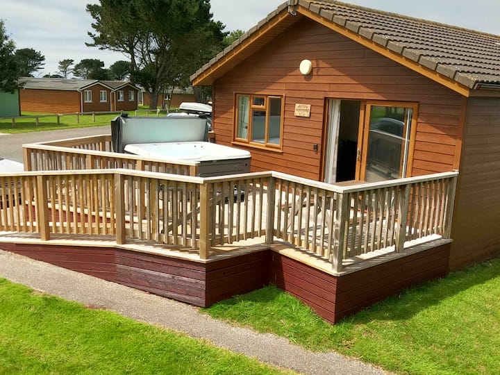 Rafiki Luxury Lodge - With Hot Tub (& Wifi) - St Merryn