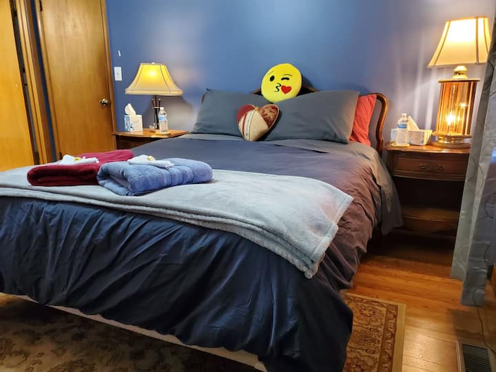 A Room In Darkblue-with Private 1/2bath For You ! - Norman, OK