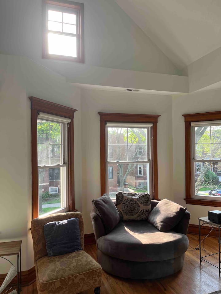 Cathedral Ceiling Duplex In The City - Evanston, IL