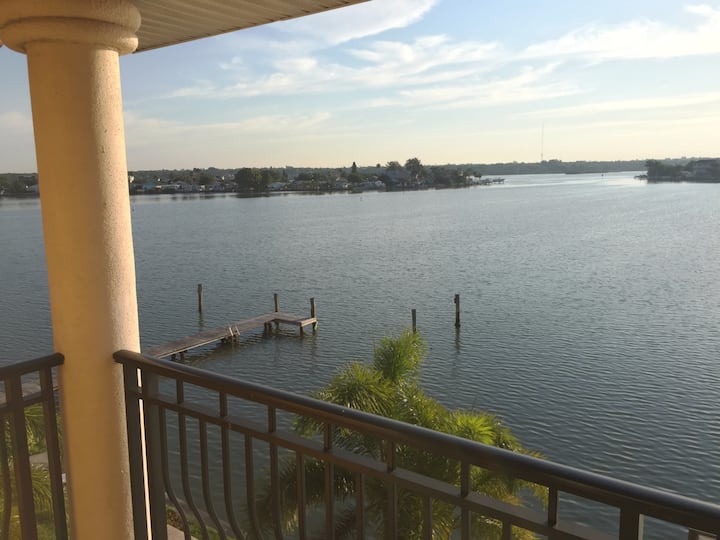 Waterfront Beach Townhouse: The Best Of The Beach And The Bay - Redington Shores, FL