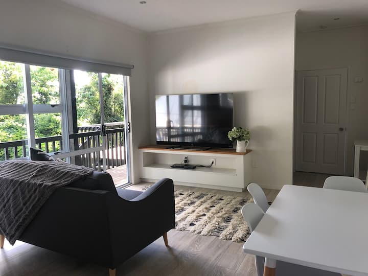 Quiet Country Retreat 8 Mins Walk To The Water! - Auckland