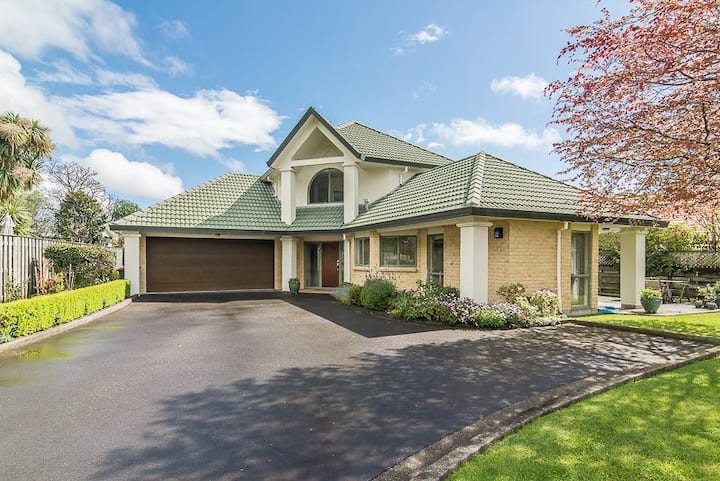 Private, Upstairs Of House + We Serve Breakfast - Waikanae