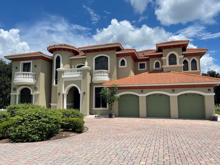 5 Br/5.5 Bath Luxury Hacienda In The Woods - Lakeland, FL