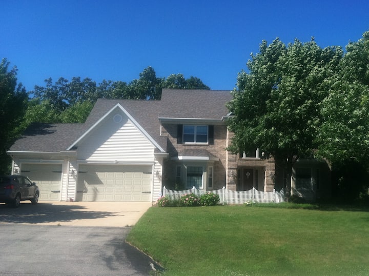 Oshkosh Eaa Large Cozy Sfh Available For Rent - Oshkosh, WI