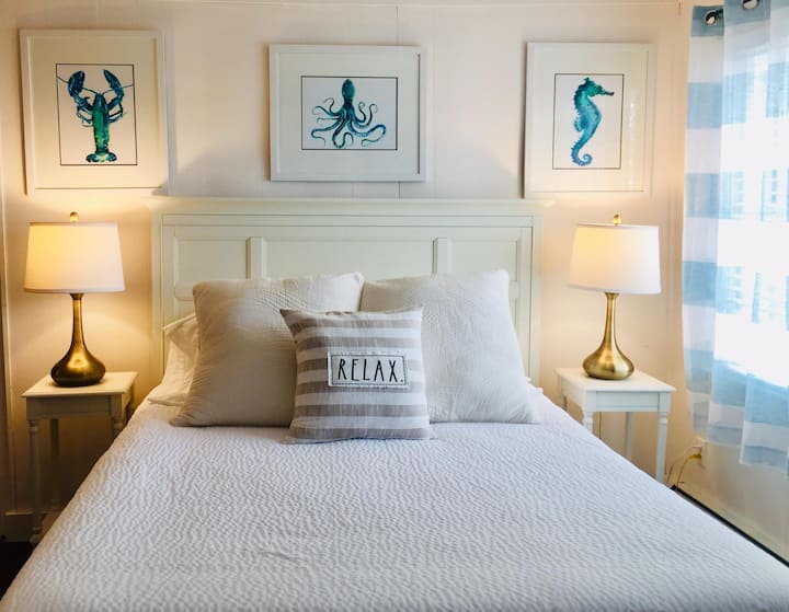 The Quivett Room One Queen Size Bed - Cape Cod, MA