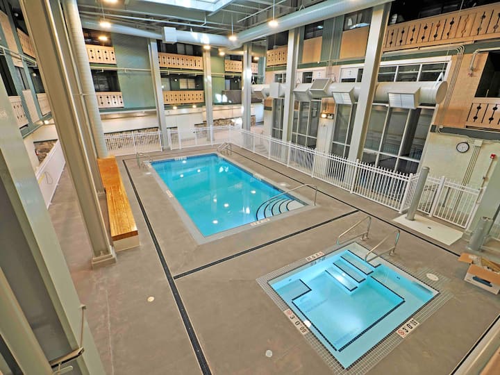 Awesome Ski-in/out Condo With Indoor Pool/hot Tub - Big White Ski Resort, BC