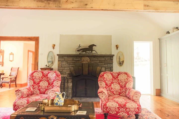 Elegant Farmhouse On The Water - Woodstock, NY