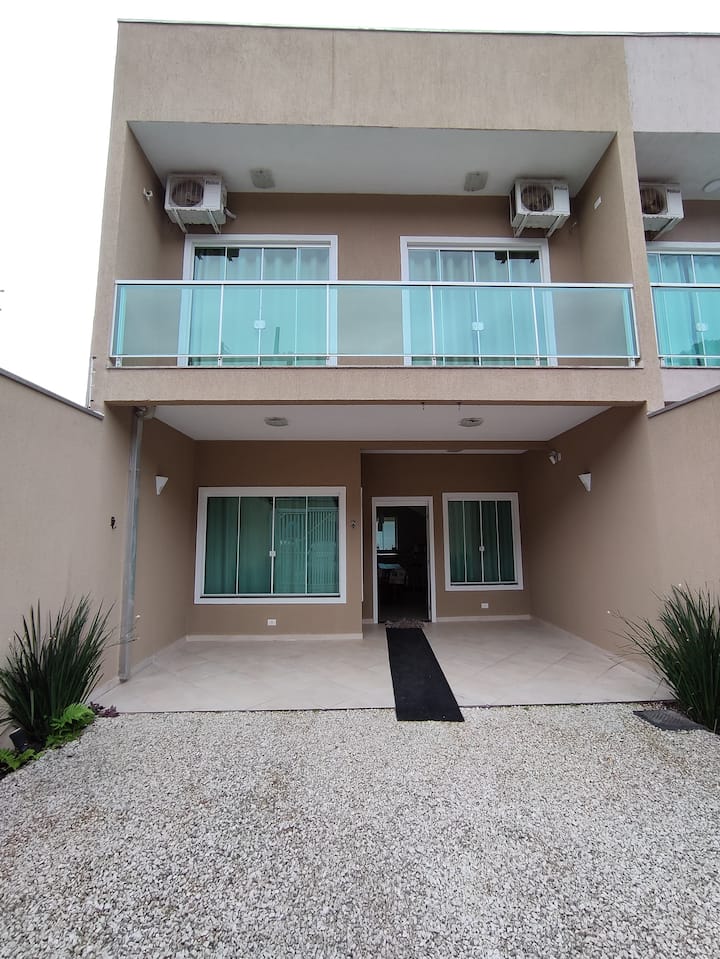 Sobrado Com 04 Quartos Com Piscina Em Guaratuba - Guaratuba